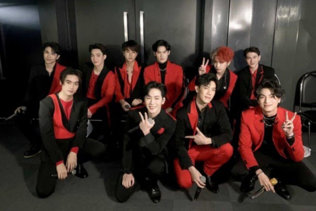 Profil dan Biodata Perth Tanapon: Agama, Kontroversi, Series BL - Showbiz